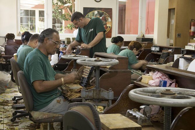 Cigar Demo and Rum Tasting at Graycliff Cigar Company - Key Points