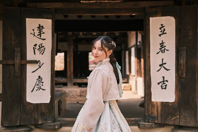 Cinematic Hanbok Photoshoot - The Itinerary: From Meeting to Memorable Photos