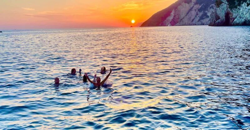 Cinque Terre Giro in Barca 4/8 ore con cibo e bevande - Key Points