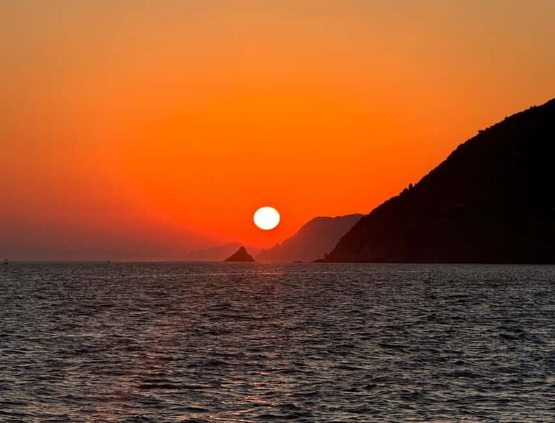 Cinque Terre: Sunset boat tour with aperitifs - Who Should Consider This Tour?
