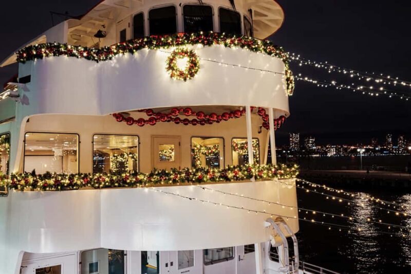Circle Line: New Years Dinner Fireworks Cruise (All Ages) - The Midnight Fireworks and Skyline Views