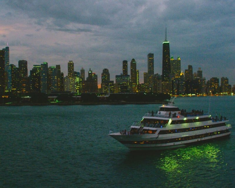 City Cruises Chicago: Lake Michigan Fireworks Dinner Cruise - Key Points