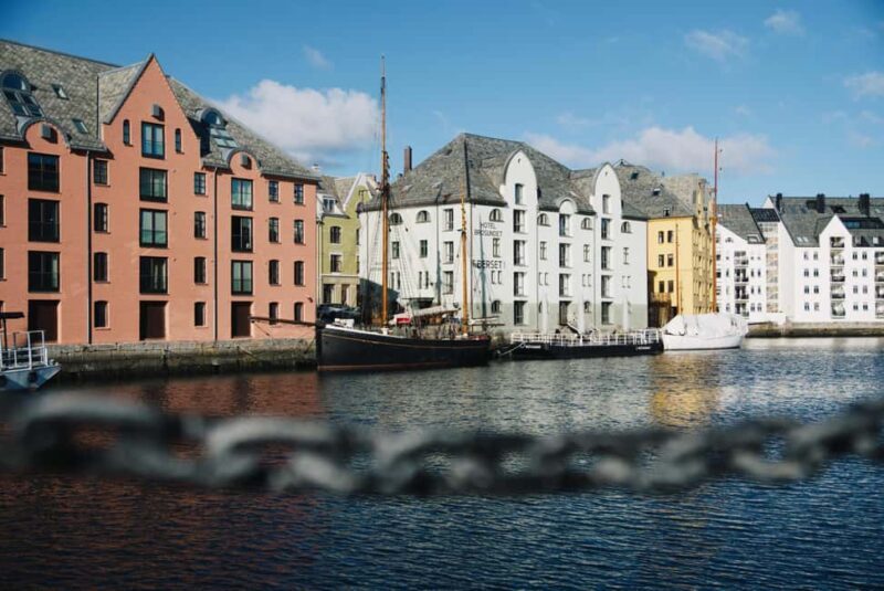 City tour in Ålesund: Art Nouveau, sea views, and insider tips - Key Points