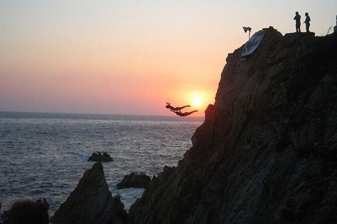 City Tour & Sunset High Cliff Divers by Night w/Different Choices - What to Expect on the Tour