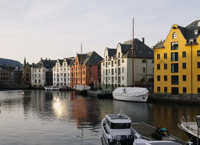 City walk in Ålesund: Art Nouveau, sea views, and insider tips - Key Points