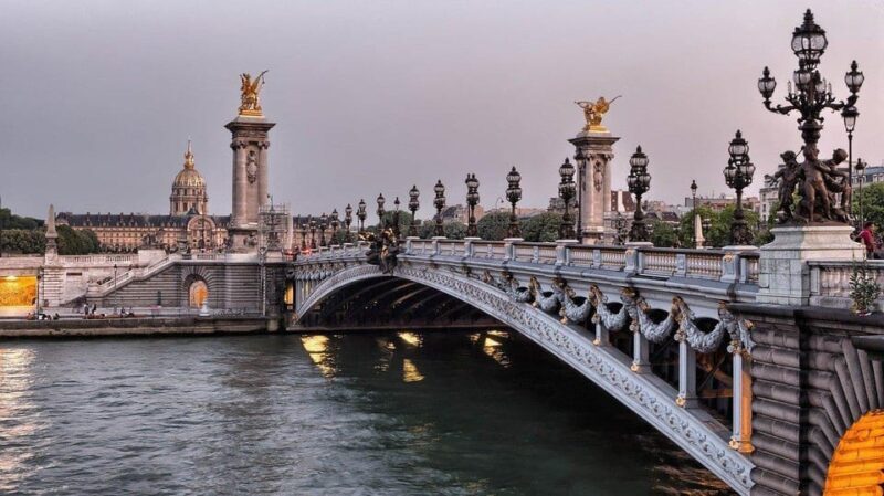 Classical and Monumental Paris Tour along the Seine River - Key Points