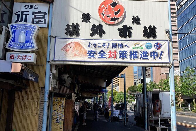 Clean and Walk with Local Guide in Tsukiji Ginza - Key Points