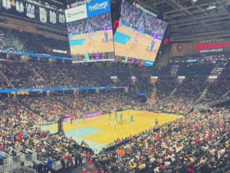 Cleveland: Cleveland Cavaliers Basketball Game Ticket - In-Game Entertainment and Crowd Experience