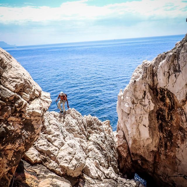 Climbing Discovery Session in the Calanques near Marseille - An Overview of the Climbing Experience
