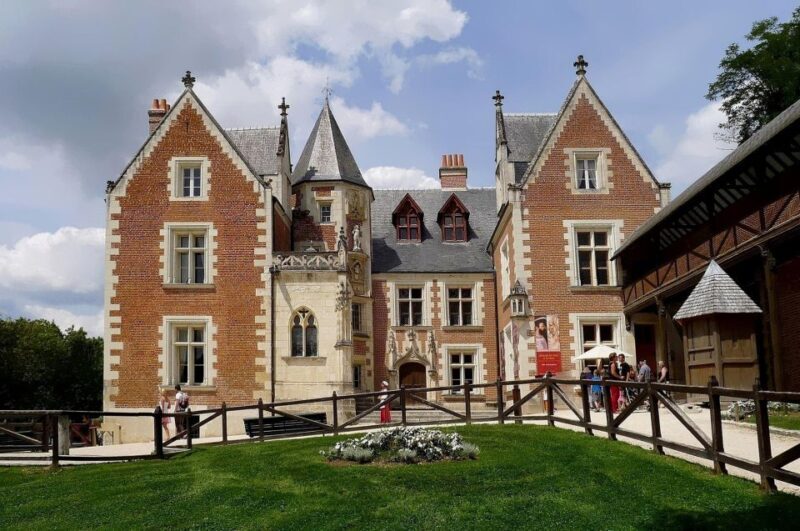 Clos Lucé: Da Vinci's Castle Private Guided Tour with Ticket - Understanding the Tour: An In-Depth Look