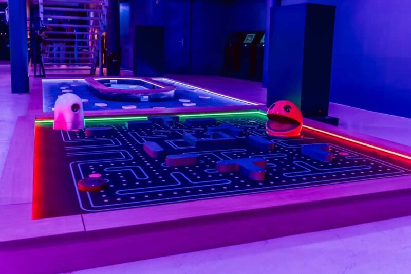 Cologne: Adventure Minigolf  Interactive tour through movie sets! - Key Points