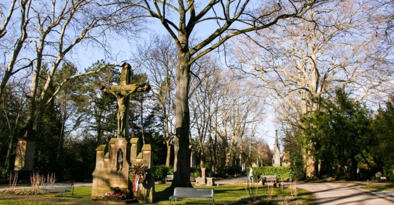 Cologne: Guided Tour of Melatenfriedhof - Exploring the Melatenfriedhof Tour