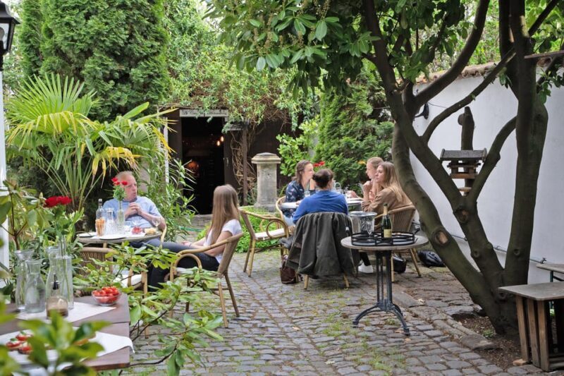Cologne-Nippes: Summer wine party in the frenchstyle garden - Key Points