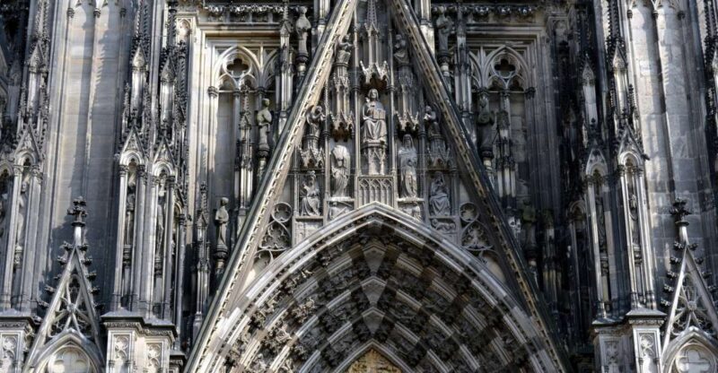 Cologne: Old Town Historical Walking Tour with GEO Epoche - Key Points