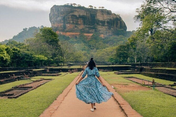 Colombo to Kandy Shuttle with Dambulla Sightseeing Tour - Lunch and Cultural Experience at Pelvehera