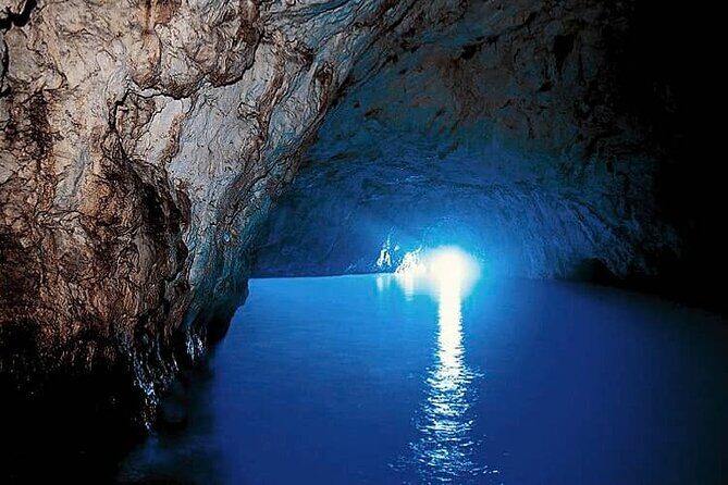 complete tour of the island of Capri by private boat - An Authentic Look at the Capri Private Boat Tour