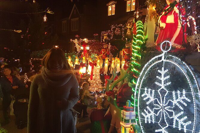 Contrasts VIP + Dyker Heights, Christmas in NYC - Who Should Consider This Tour?
