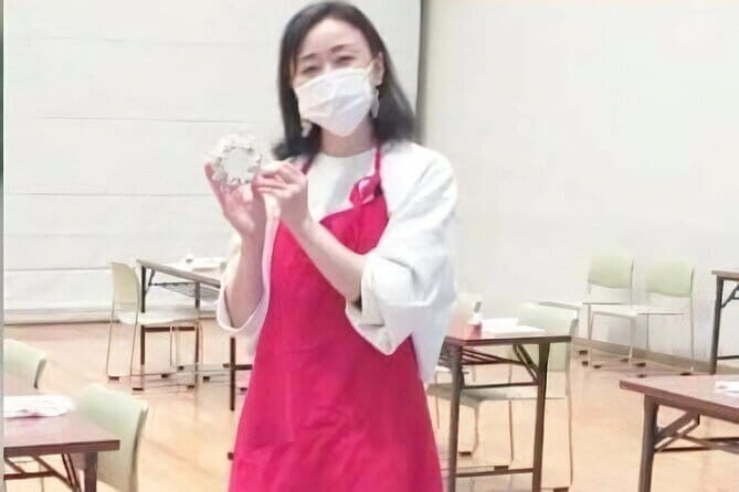 Cooking experience to squeeze sakura with icing cream in Tokyo - An Authentic Japanese Icing and Flower Squeezing Class