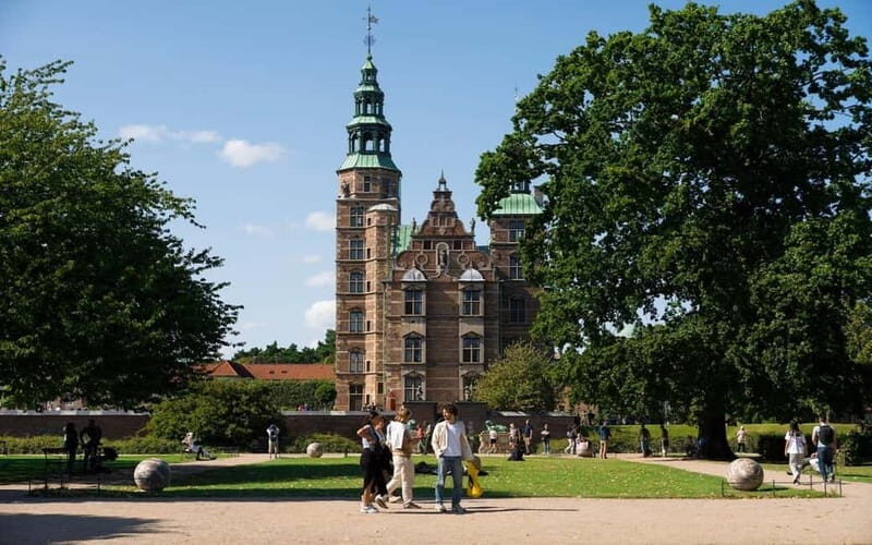 Copenhagen: Rosenborg and Christiansborg Palaces Tour in Spanish - Transitioning to Christiansborg Palace: The Political Heart