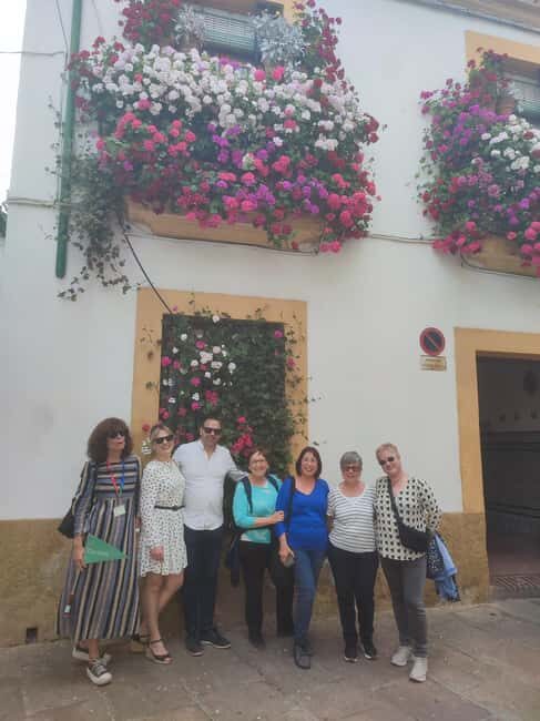 Córdoba Patio Competition: A unique experience of flowers and tradition. - Key Points