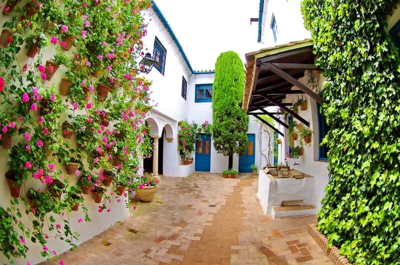 Córdoba: Viana Palace Courtyards Guided Tour - Key Points