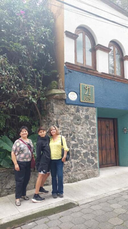 Coyoacán: A Tour of Coyoacán's Cinema, Arts, and Culture - Starting Point and First Stops: Streets of Coyoacán