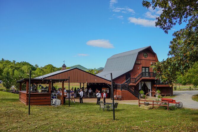 Cozy Farm Experience with Wagon Wheels and Acoustic Meal - Key Points
