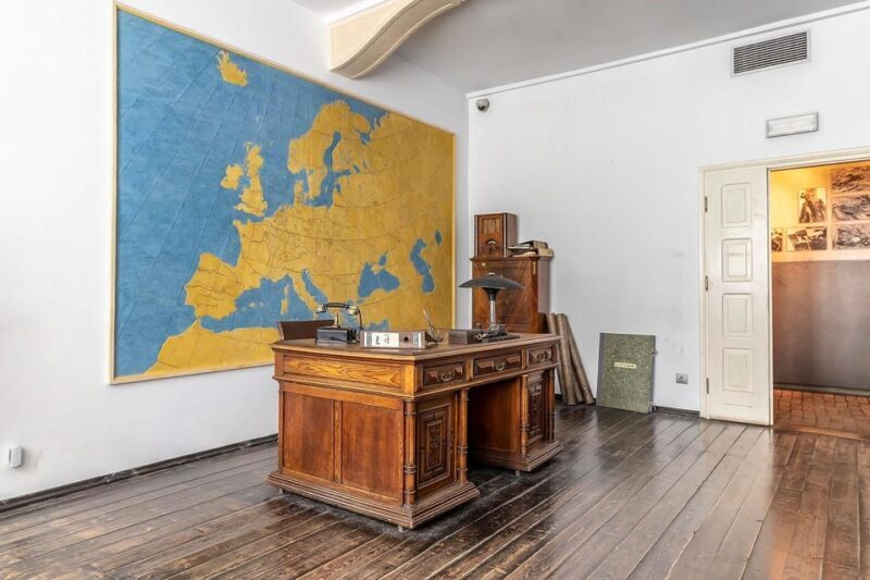 Cracow: Guided Tour of Schindler's Factory & Jewish Ghetto - Key Points