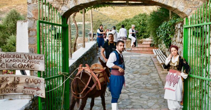 Crete: Traditional Cretan Night: Live Show and Dinner - An Introduction to Cretes Nightlife Culture