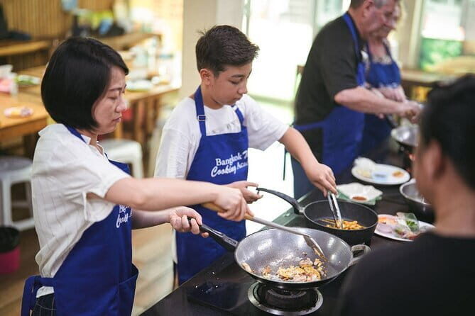 Customizable Thai Cooking Class with Onnuch Market in Bangkok - Discovering Thai Flavors: A Deep Dive into the Customizable Thai Cooking Class in Bangkok