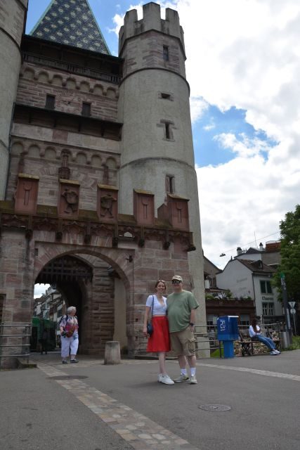 Customizable walking tour with local photographer - Key Points