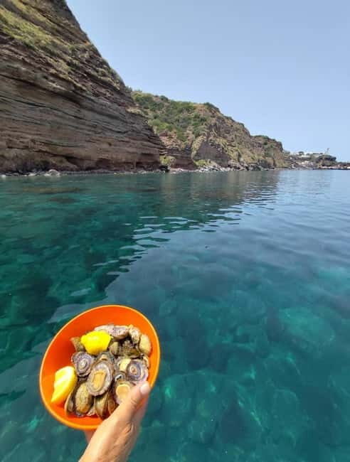 Da Lipari: Tour in Barca Salina e Lipari (7h) PICCOLO GRUPPO - Salina – The Heart of the Tour