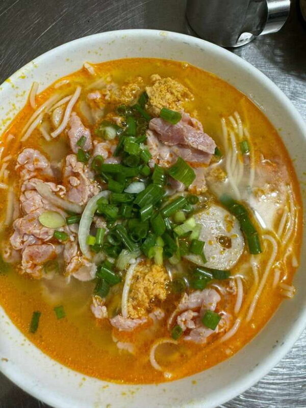 Da Nang City Street Food Tour With Live Music Tien Sa Show - The food experience: two paths, one goal
