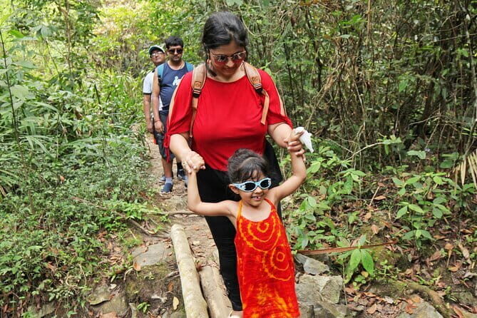 Daniel Cruise 2-day Explore Halong and Lan Ha Bay from Hanoi - Day 2: Exploring Caves and Returning to Hanoi