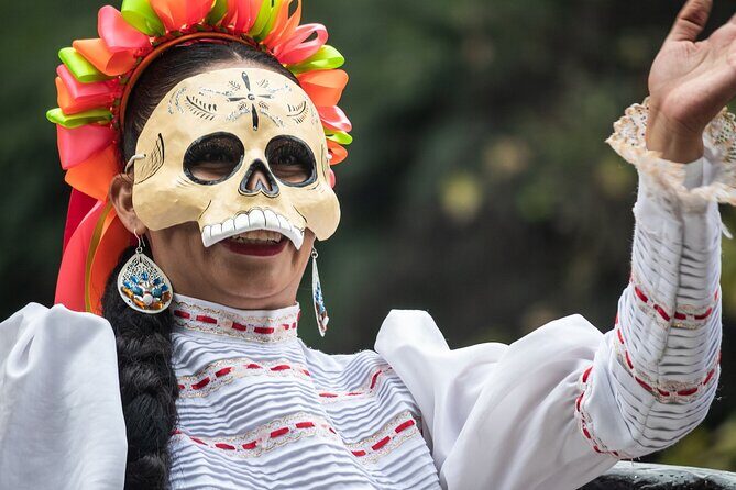 Day of the Dead Tour in Mexico City - Cemetery Visit: An Evening of Respect and Color