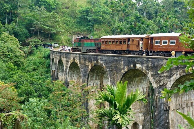 Day Tour Ella with Train Ride, Little Adams Peak and Nine Arches - Key Points