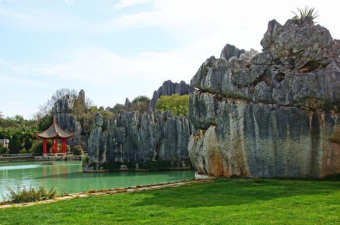 Day Tour to Kunming's Stone Forest and Jiuxiang Cave - Discovering the Stone Forest: A Geology Marvel