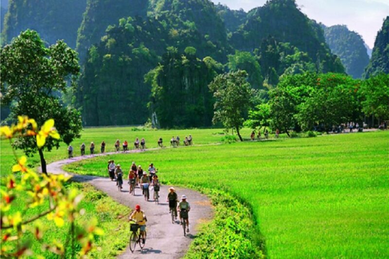 Day Trip-Hoa Lu-Trang An-Mua Cave-Lunch-Transfer - Key Points