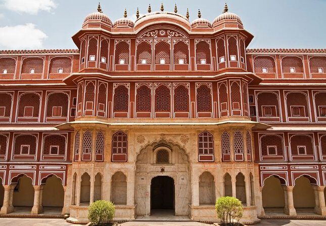 Day Trip to Chand Baori, Step Well & City Palace from Jaipur - Exploring the Outskirts: Chand Baori in Abhaneri