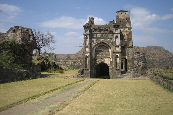 Day Trip to Ellora Caves & Daulatabad Fort (Guided Tour by Car from Aurangabad) - What Makes This Tour Stand Out?