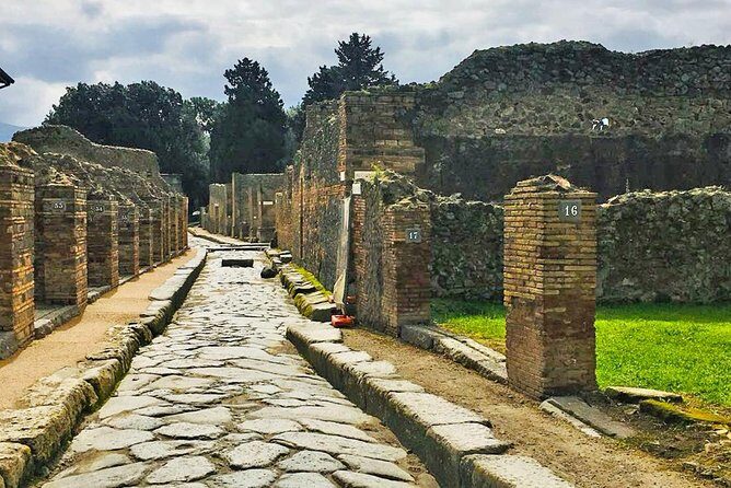 Day trip to Pompeii from Naples - Introduction to the Pompeii Shuttle Experience