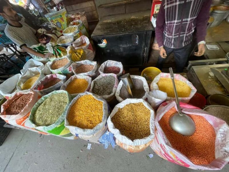 Delhi: Full-Day Shopping Tour with Male & Female Guide - What To Expect on This Delhi Shopping Tour