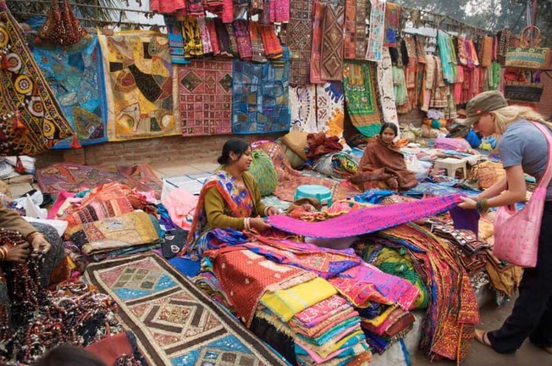 Delhi: Guided Shopping Tour Experience w/ Female Expert - Key Points