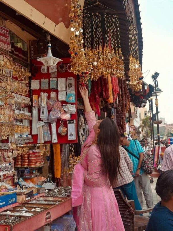 Delhi: Guided Shopping Tour with Female Consultant - Why Choose a Guided Shopping Tour in Delhi?