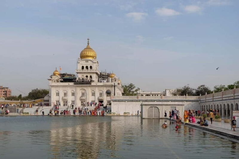 Delhi: Gurudwara Bangla Sahib Tour with Langar Meal - Understanding Gurudwara Bangla Sahib