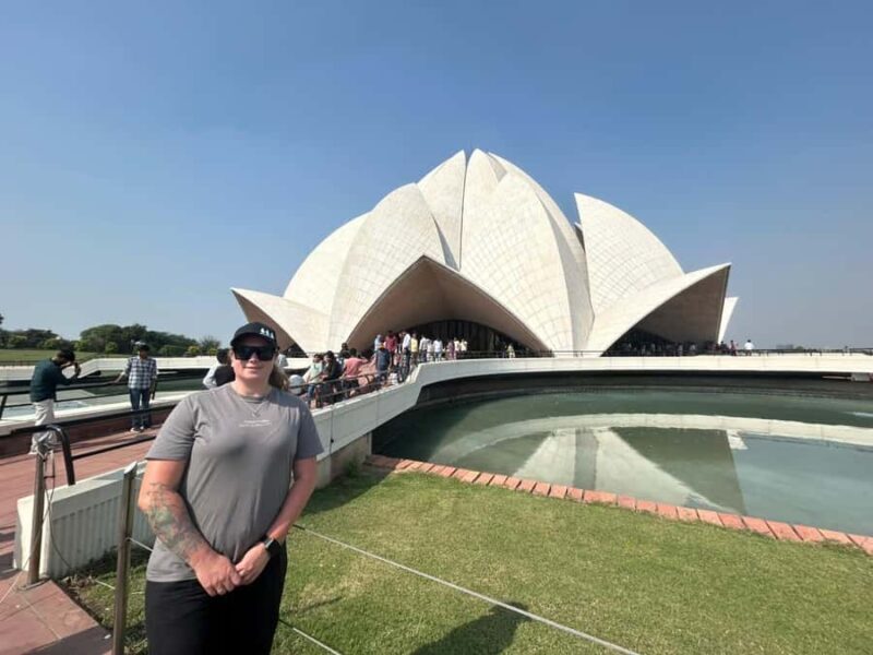 Delhi: Lotus Temple Walking Tour - Admiring the Design: The Blooming Lotus