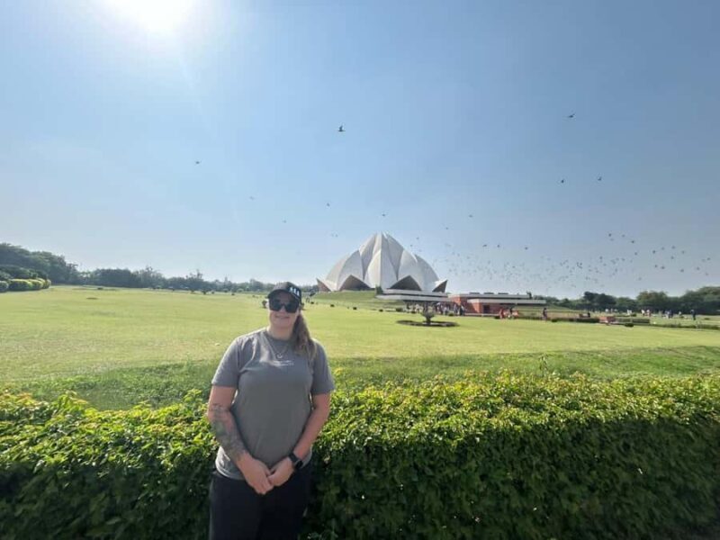 Delhi: Lotus Temple Walking Tour - Walking Around the Pools and Gardens