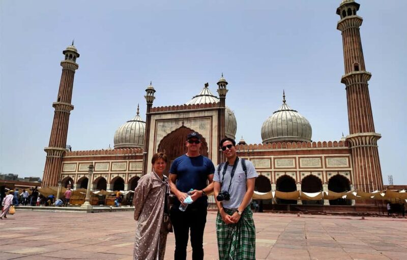Delhi: Old Delhi and Red Fort Guided Tour with Hotel Pickup - Visiting the Sikh Gurudwara