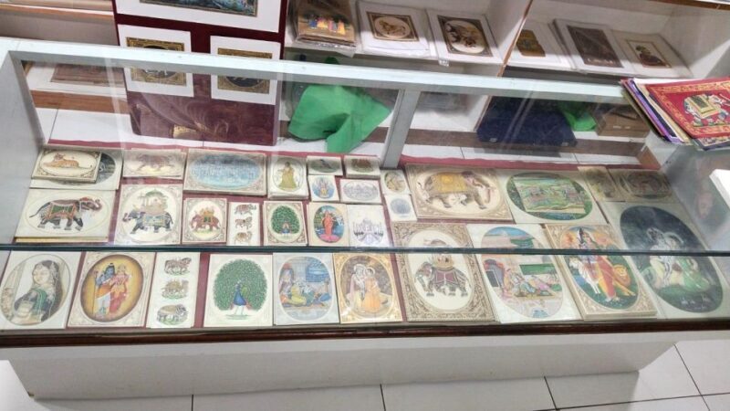 Delhi: Private Guided Shopping Tour in A/C car with transfer - The Value of the Experience