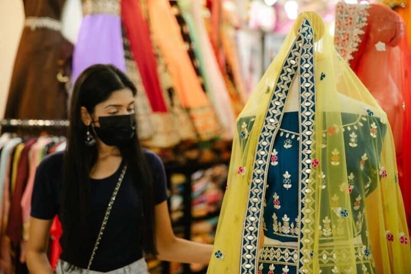 Delhi: Private Half-Day Shopping Tour with Guide & Transfers - The Itinerary in Detail